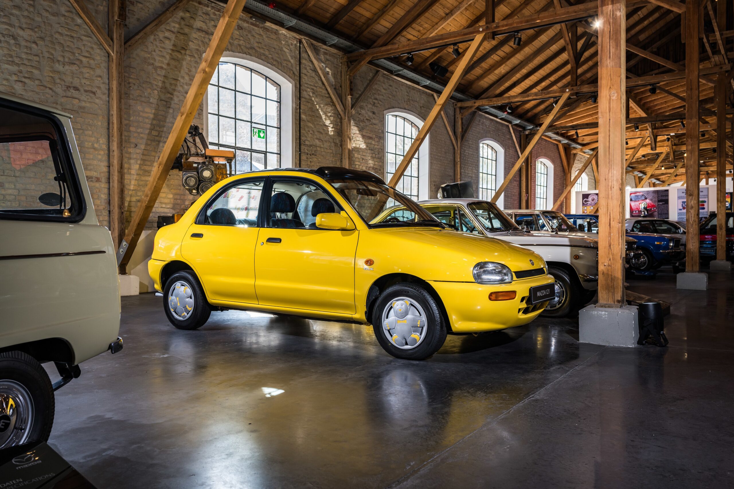 Ein Ei im Gummibärchen-Look: Der Mazda 121 „Goldy“ - Mazda Classic ...