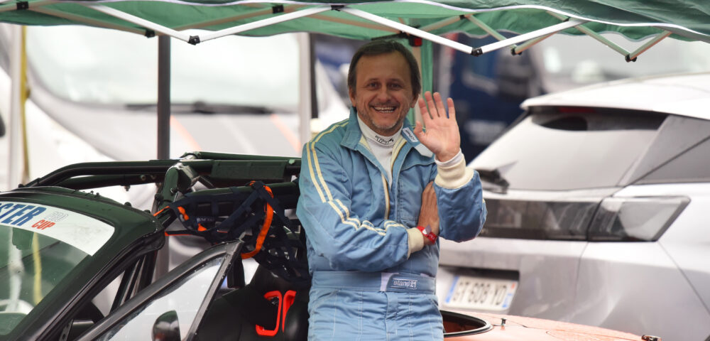 François Bouet präsentiert sein Buch beim Mazda MX-5 Treffen - Mazda ...